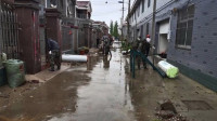 江苏高邮疑遭龙卷风袭击 塑料大棚被卷起民房玻璃破碎