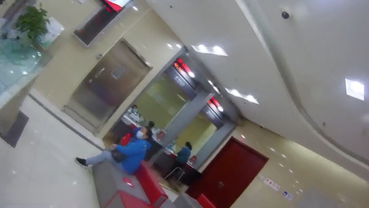 民警争分夺秒成功拦截电信诈骗,事主懵圈:你们是真警察假警察?