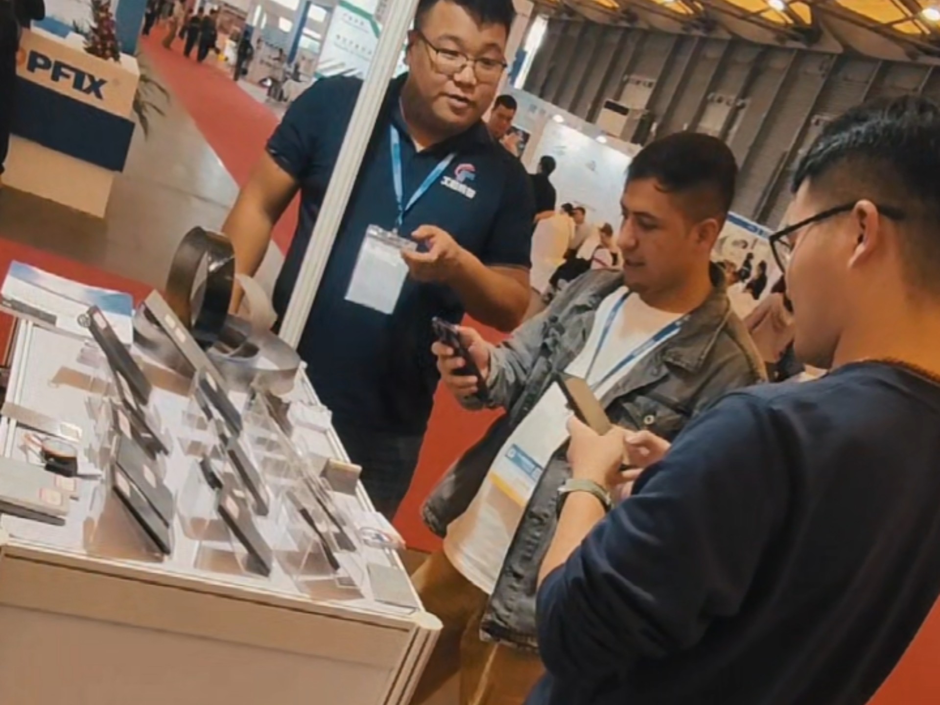 不锈钢复合板的基层材料可以使用Q235B、Q345R、20R等各种普通...