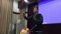 金教练讲解气排球规则。