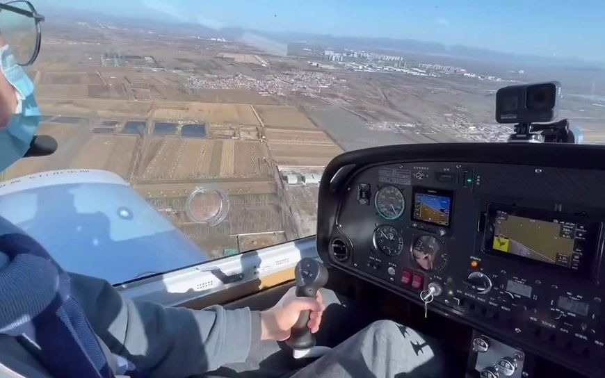 ...起飞、降落、五边飞行、空域机动训练等,开飞机其实比开汽车还简单~