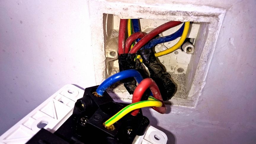 2.5平的电线的电功率是多少,能承受多少电器呢?今天长见识了