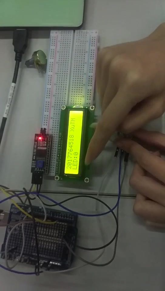 面包板显示电位计旋转调节LED灯亮度