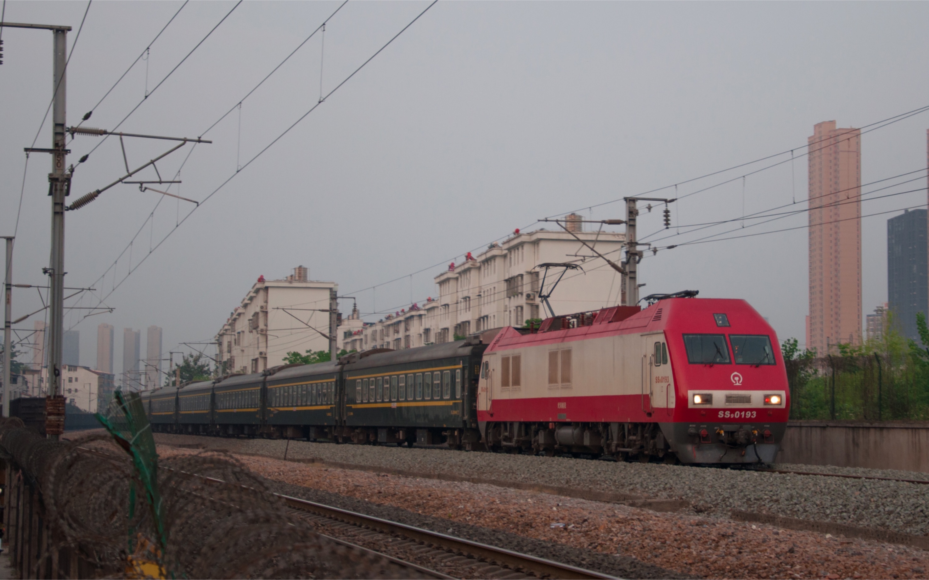 SS9G-0138牵引K1007(周口-广州)通过京广线1189公里标
