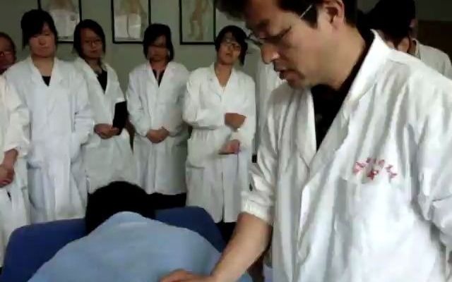 推拿手法技术:22.腰背下肢后侧扌衮法1