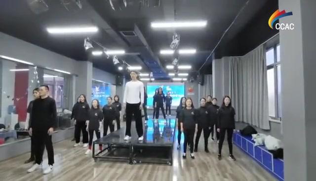 #模特步伐走起来 干货分享:模特步伐分解,走路气场全靠它,赶紧学起来...