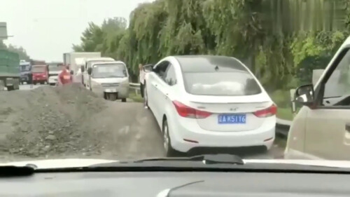 行车记录仪:不知天高地厚的现代车,偏要过这个坡,一脚油门后尴尬发生...