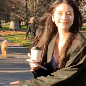 是梅七吖 