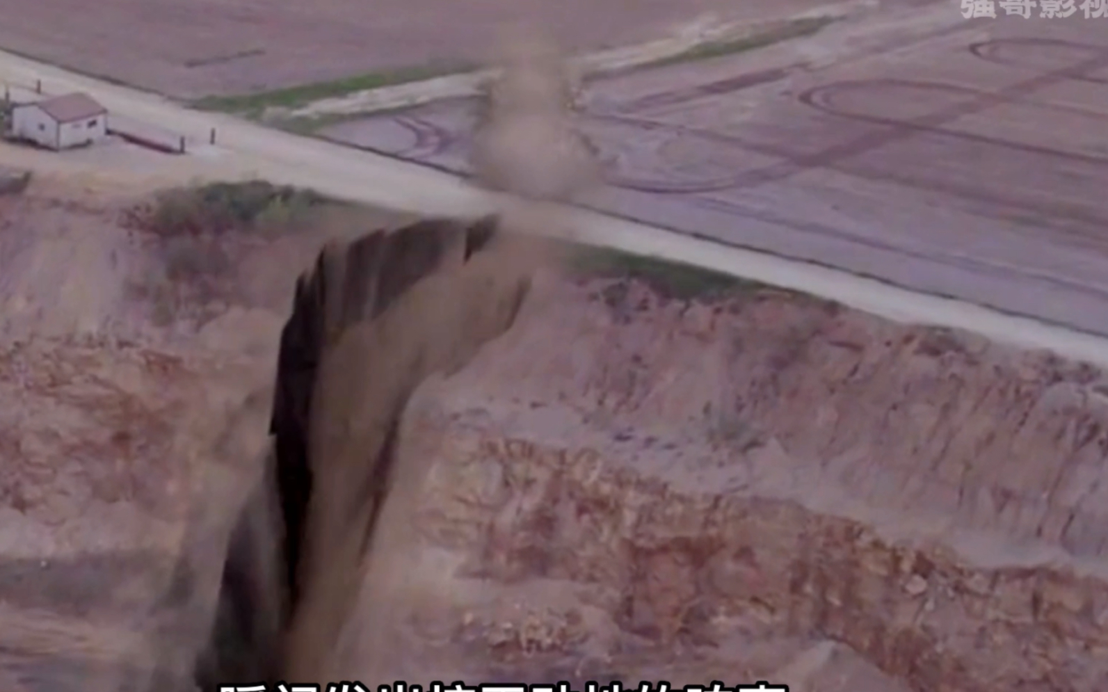 一块陨石撞击地球,地球瞬间被挖出裂缝,人类无处可躲