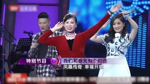 凤凰传奇的歌太适合跳广场舞了,两人跟大妈学舞姿,玲花直呼洋气