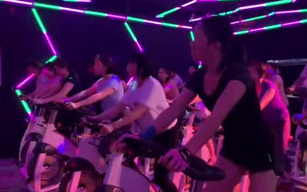 这个暴汗的夏天!你们体验过网红动感单车吗?气氛堪比jiu吧!