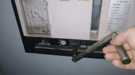 前段给大家发了个DW15老式断路器,今天看看这种智能的万能断路器