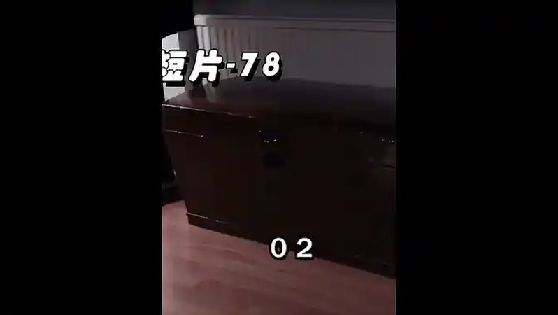 屋里传来咕咚声,于是她发现了奇怪的画