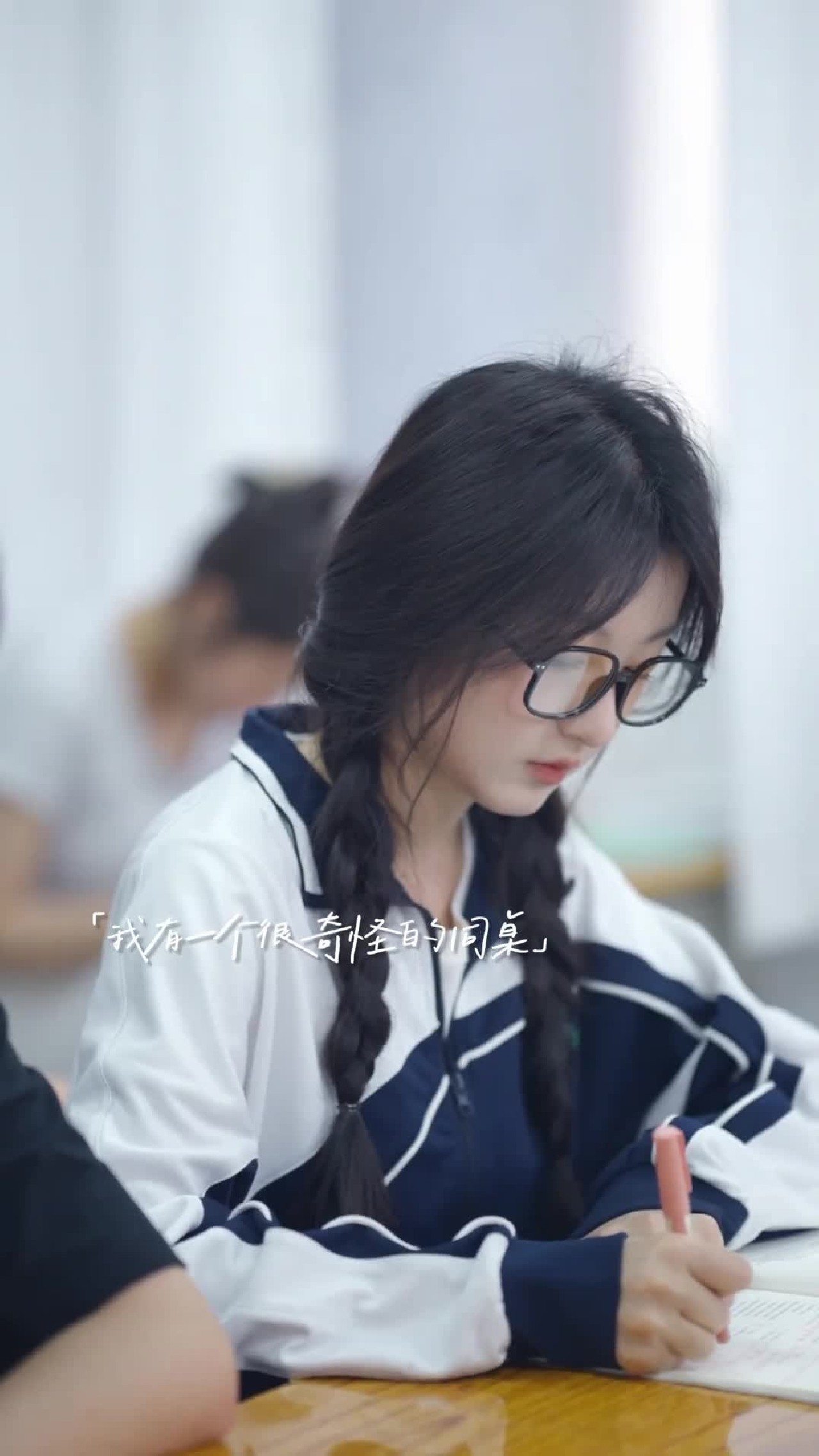 教室里除了桌椅和纸卷