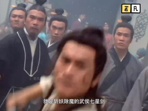 小伙每天舒筋活骨,终于练成了缩骨功,连一个小酒坛都能钻进去