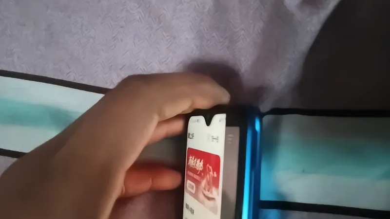 震惊屏幕和机身都分离了结果还能正常使用