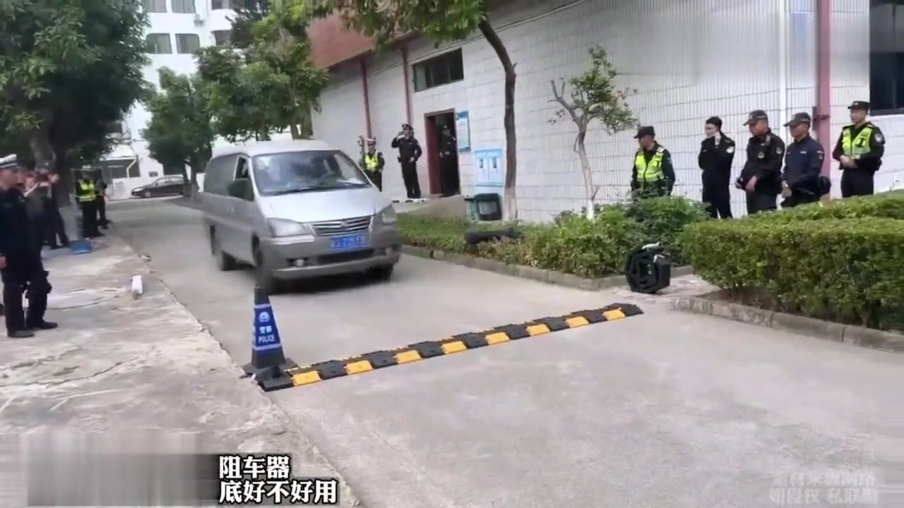 交警现场测试新型阻车器,这款新型阻车照到底好不好用