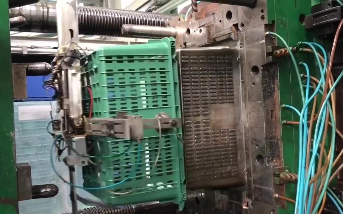 大型塑料筐生产过程,这套模具不算小,这是我们常说的注塑工艺!