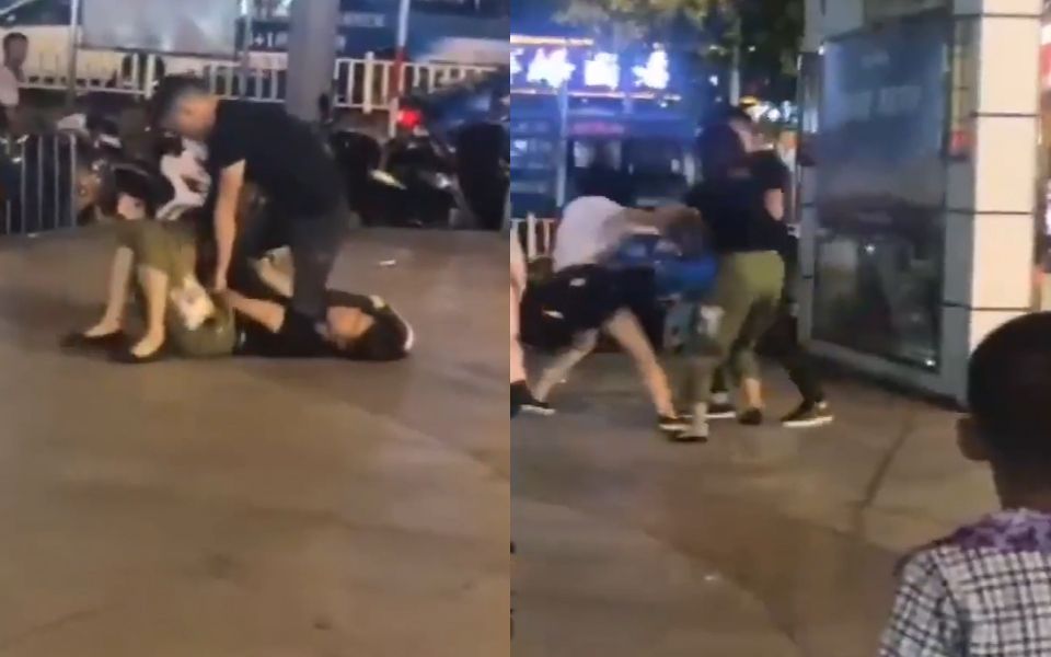钦州两女子街头打架,衣服都拉开了,男人都拉不住