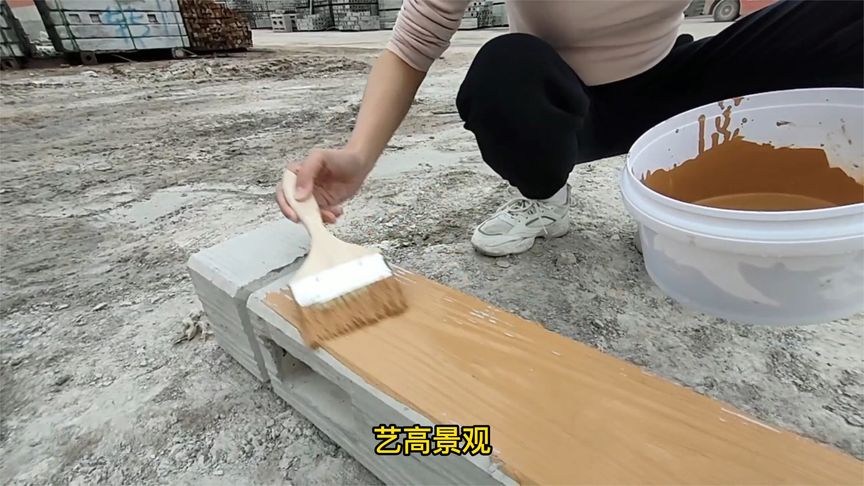 水泥仿木栏杆刷漆上色视频,小姐姐第一次做护栏油漆就是这么简单