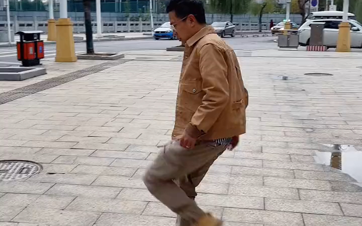 滑步口诀:左手六+右手七!左脚点地 右脚踢