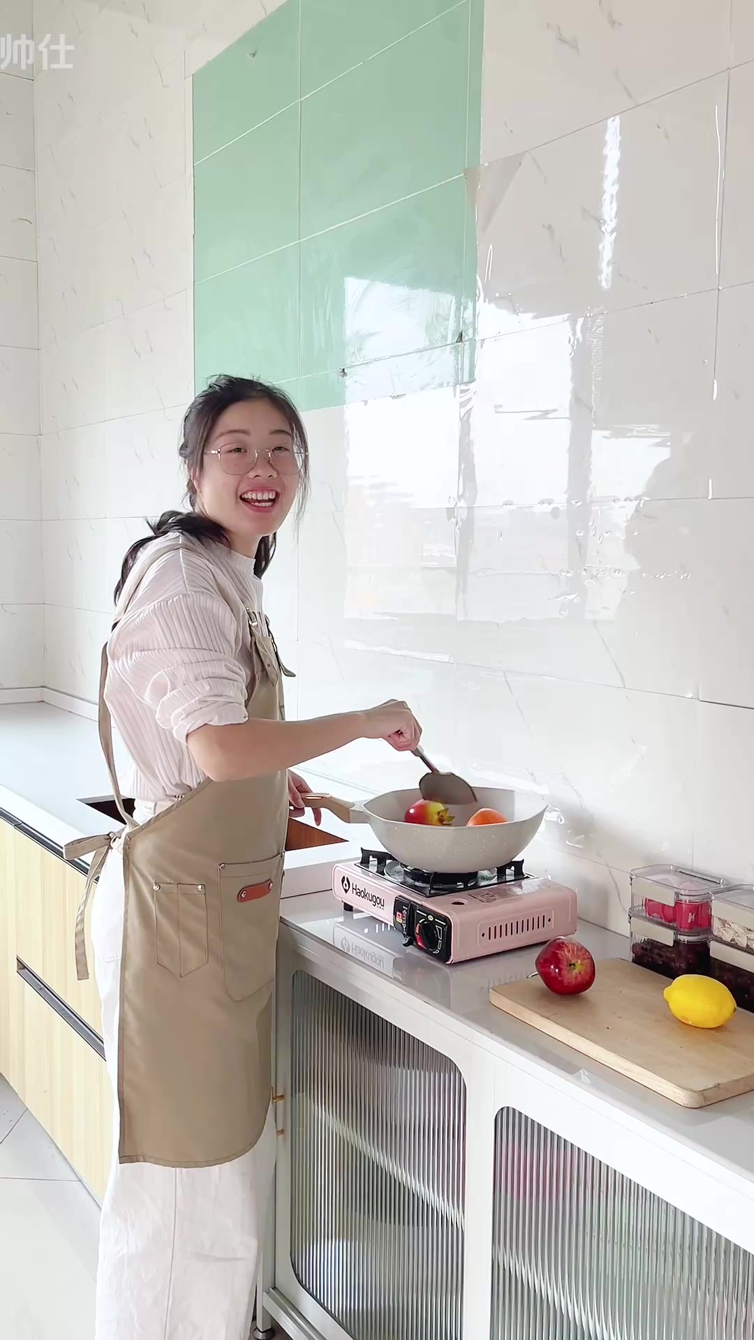 ...不弯腰的岩板收纳柜,层板可以调节高度,推拉门不占过道空间 #厨房...