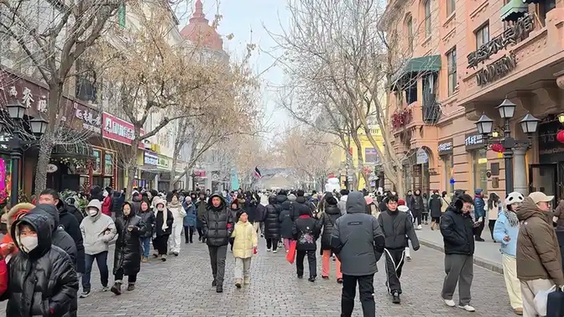 哈尔滨中央大街:冰雪覆盖的步行街,体验俄式风情与人文活动