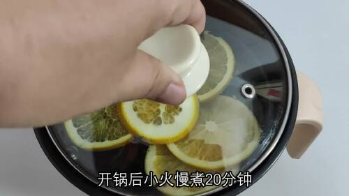 用柠檬和冰糖煮水!