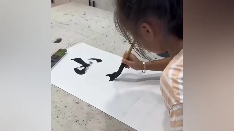 看她写出开的字着实令人佩服这要是好好培养长大不得了