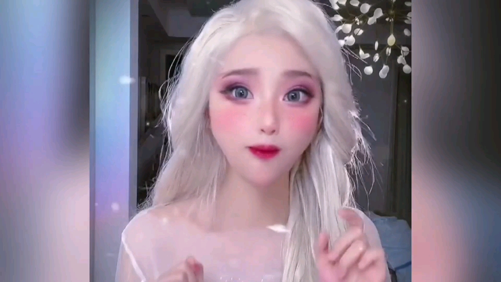 90后宝妈靠神模仿动漫人物走红网络,是真像还是后期效果