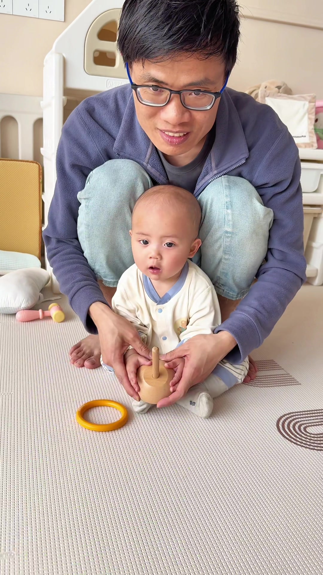 挑战100个早教游戏 8月龄是宝宝大运动.精细动作.亲子情感快速发展...