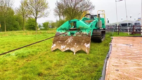 电缆铺设新玩意儿,铲刀车竟不用挖地!
