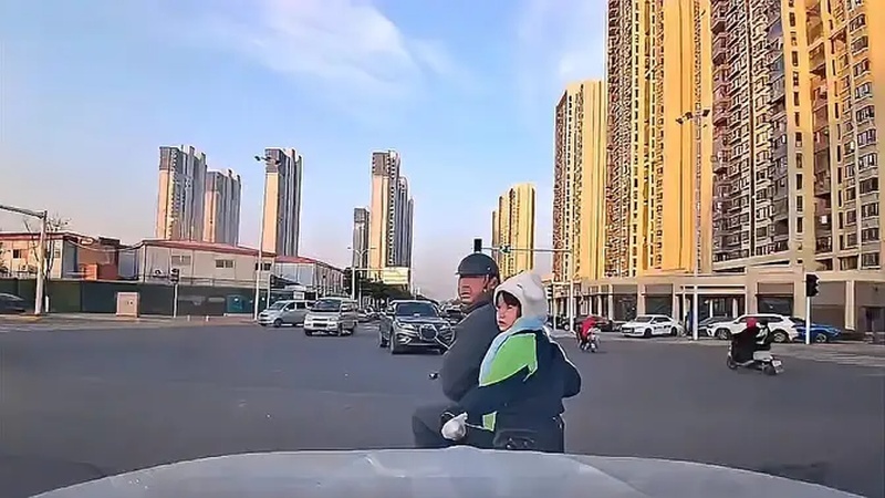 我就按了一下喇叭,你就电瓶车都不要了