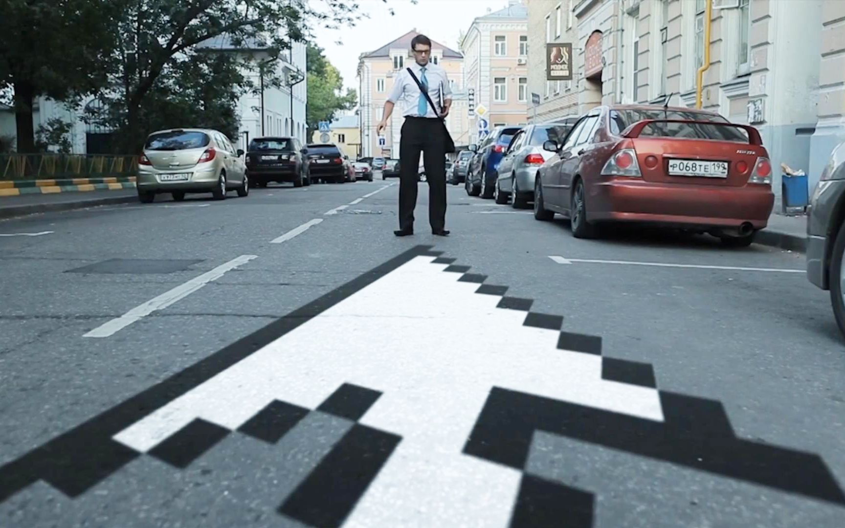 鼠标来到了现实世界，可以随意改变现实，于是小伙开始为所欲为