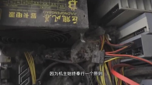 这是一台用途神秘的电脑主板上有个不知道干啥的扩展板卡