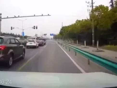 ...助你提高安全意识,恐怖的车祸瞬间行车记录仪监控拍下现场,老司机女...