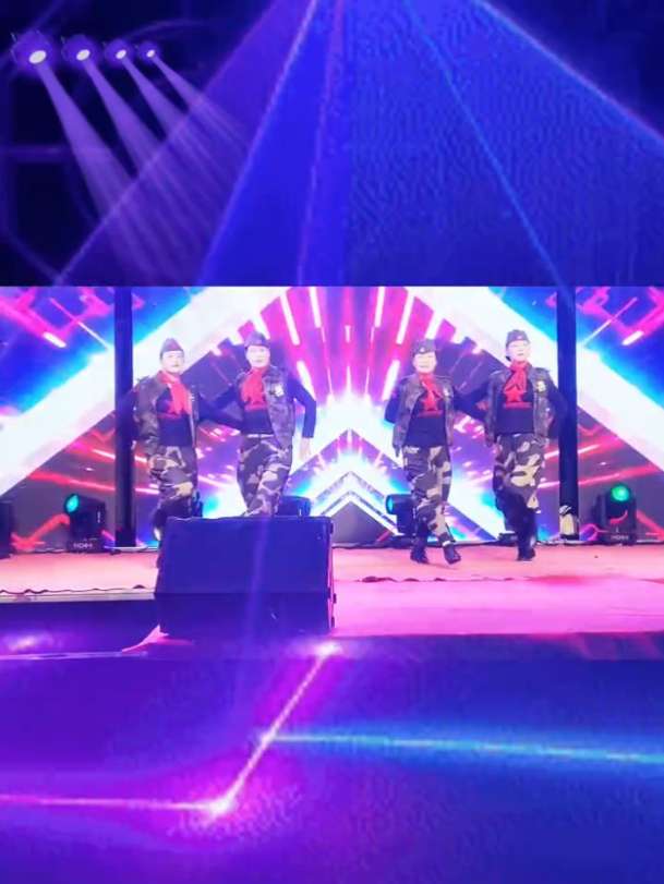 #演出现场实拍 演出我们是认真的,舞台灯光设备齐全效果就不一样,...