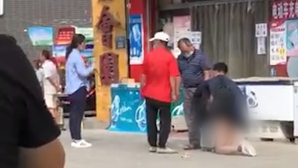 男子疑遭小三殴打致死,此前曾被脱光跪地当街殴打
