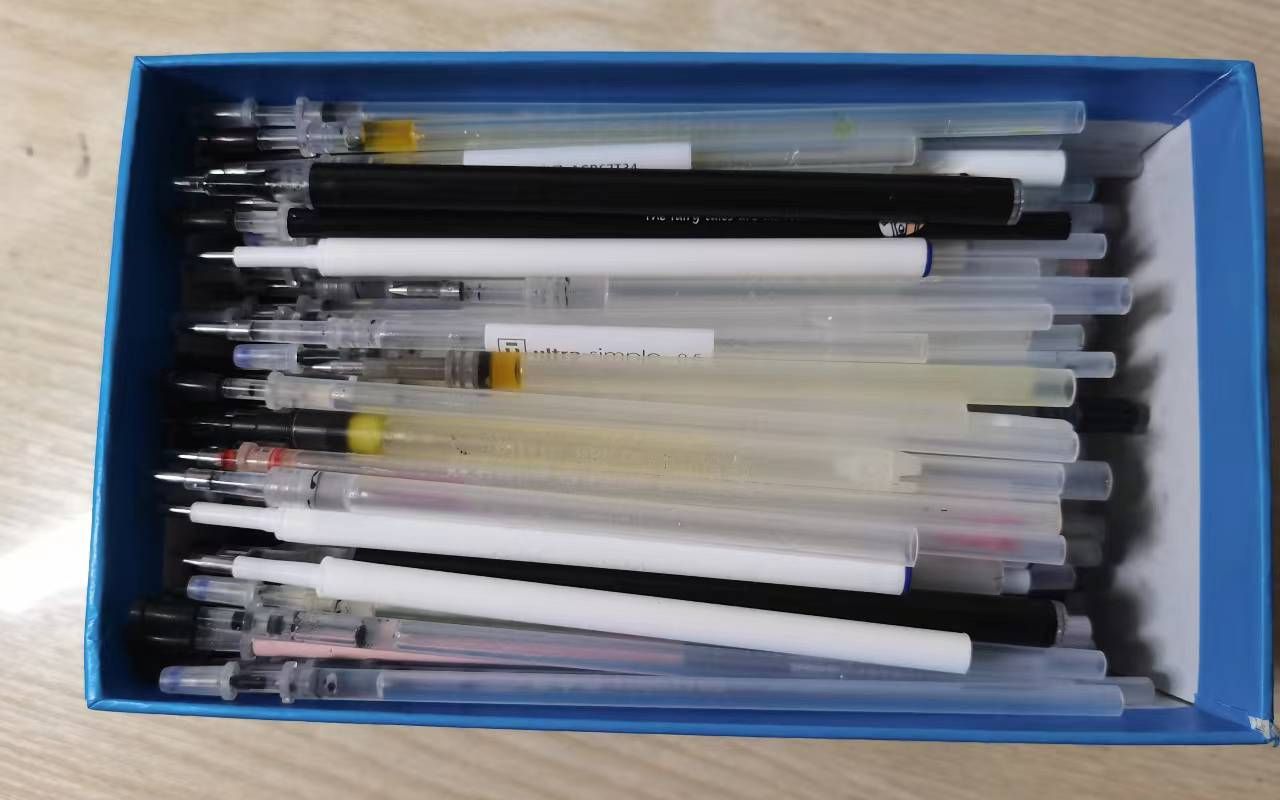 高中三年用完的笔芯装了满满一盒了