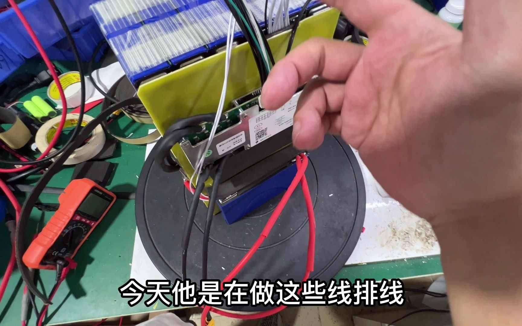 电动车锂电池制作严格要求工厂师傅,把控电池工整度和精细处理