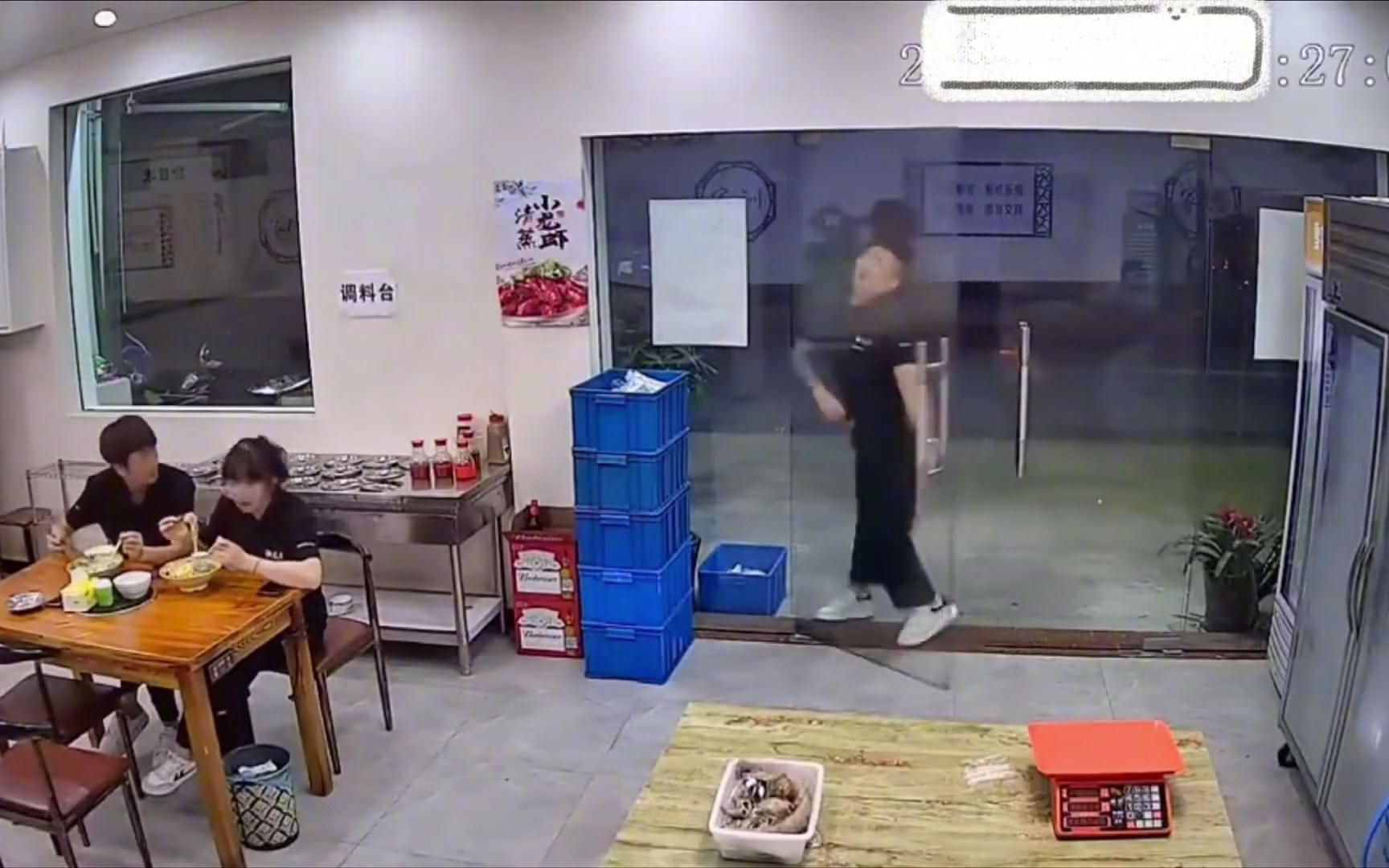 一头撞到玻璃门,看着都疼