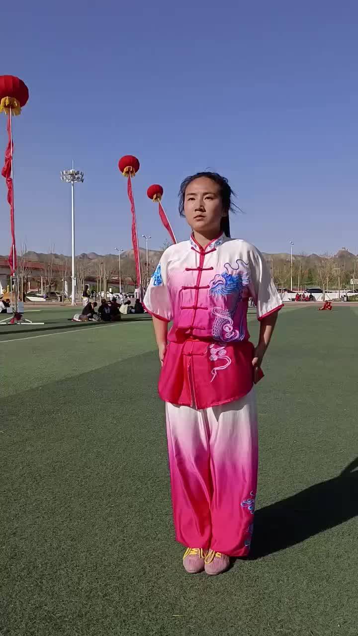 武术表演的不错,最后这个动作是不是有点?