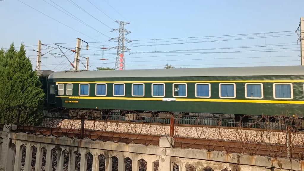 T56次列车驶过石家庄