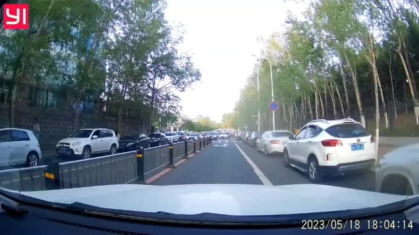 打12345,122报警电话。要求交警来现场处罚。亲测有效