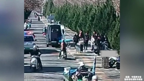 中学生街头"组团"救晕倒商贩,超飒操作