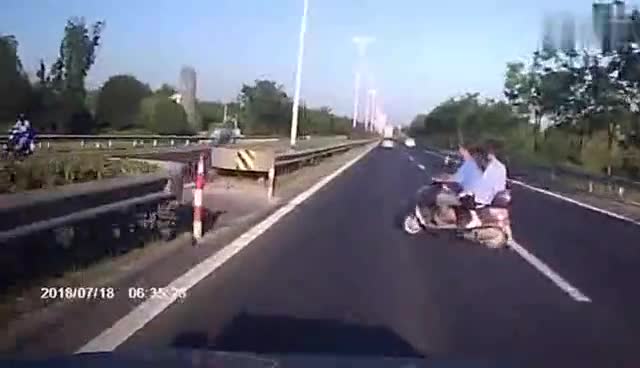 湖州电动自行车道路交通事故案例。安全文明出行,你做到了吗? #安全...