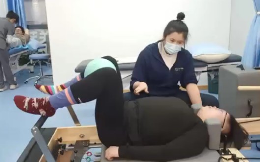 南京复见运动医学康复-强直性脊柱炎康复-特色普拉提训练