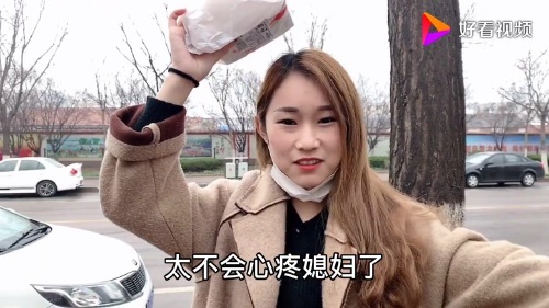 给老公买的行车记录仪,小媳妇为评测清晰度,在汽车前害羞的跳舞