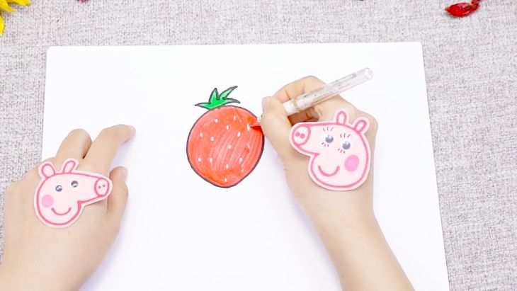 小宝宝学画画,简单几笔就画出了一颗草莓,让人垂涎欲滴
