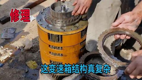 拆卸维修工程车变速箱,箱体内部结构极其复杂,这才是真正技术